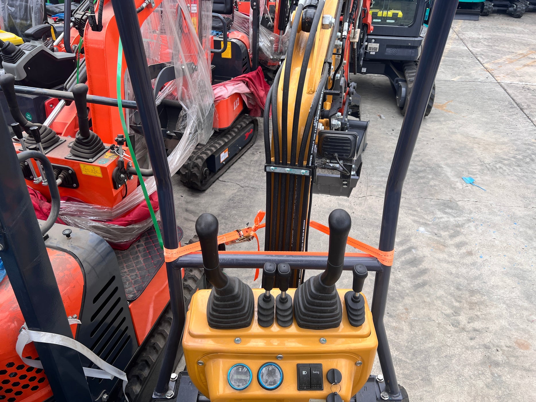 1 Ton, 13.5 HP Gasoline Engine (B&S) Mini Excavator w/ Hydraulic Thumb ...